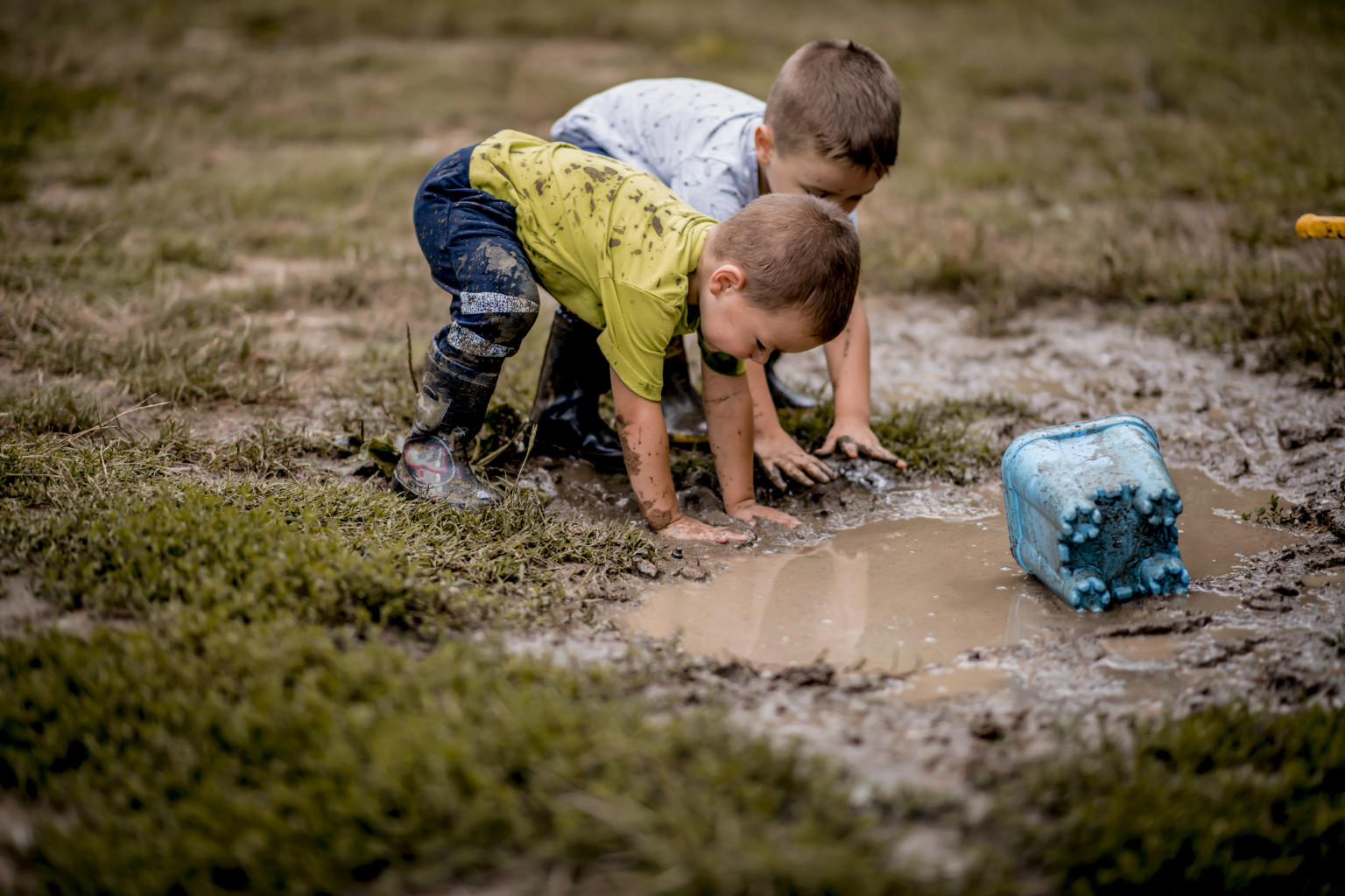Children playing in mud | Foreldrekompetanse